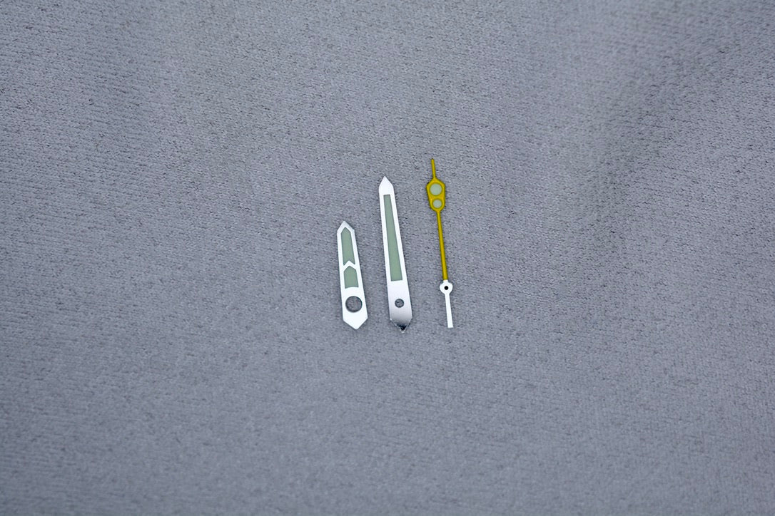 Polished Silver Torque Hand Set w. Yellow Second Hand – Secondhand Mods